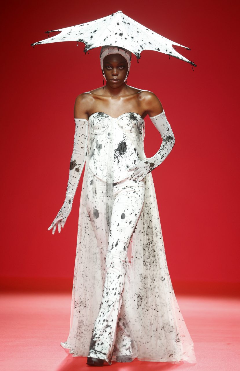 血染伸展台！？香港設計師 Robert Wun 打造「令人戰慄」的優雅！ | OVERDOPE 華人首席線上時尚潮流雜誌