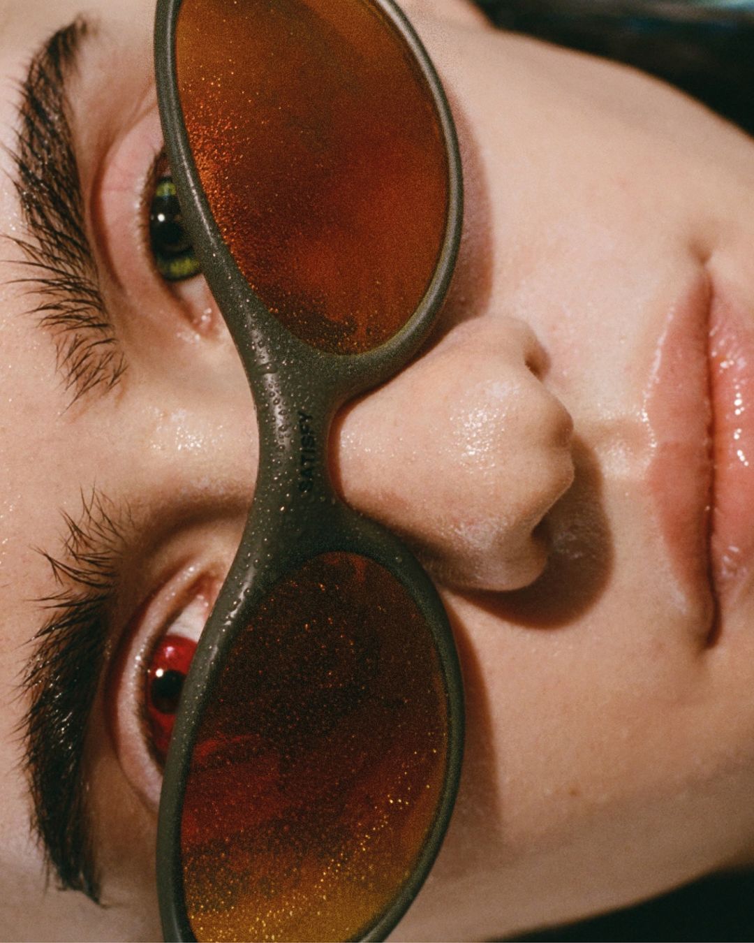 Y2K 熱潮持續延燒 ！Oakley x Satisfy 聯名墨鏡「Equipment For Our World」 | OVERDOPE 華人首席線上時尚潮流雜誌